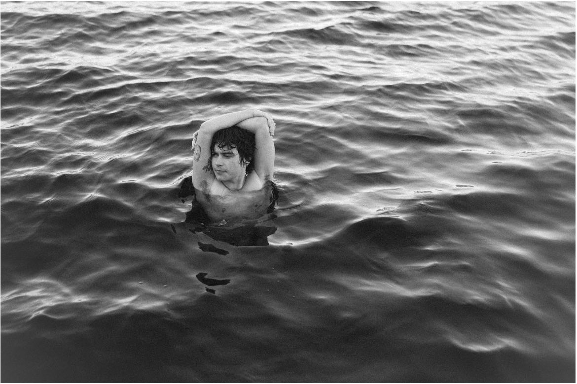 Blurring Time : La quête de soi à travers la musique de Bells Larsen